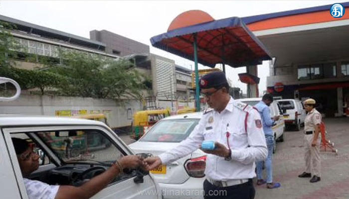 டெல்லியில் தடையை மீறி இயக்கப்பட்ட 80 வாகனங்கள் பறிமுதல் - Dinakaran